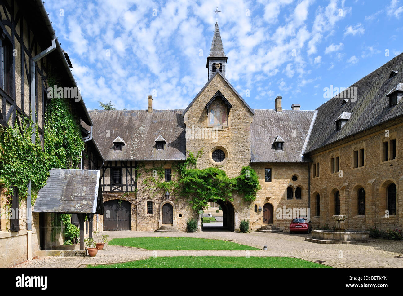Notre dame dorval hi-res stock photography and images - Alamy