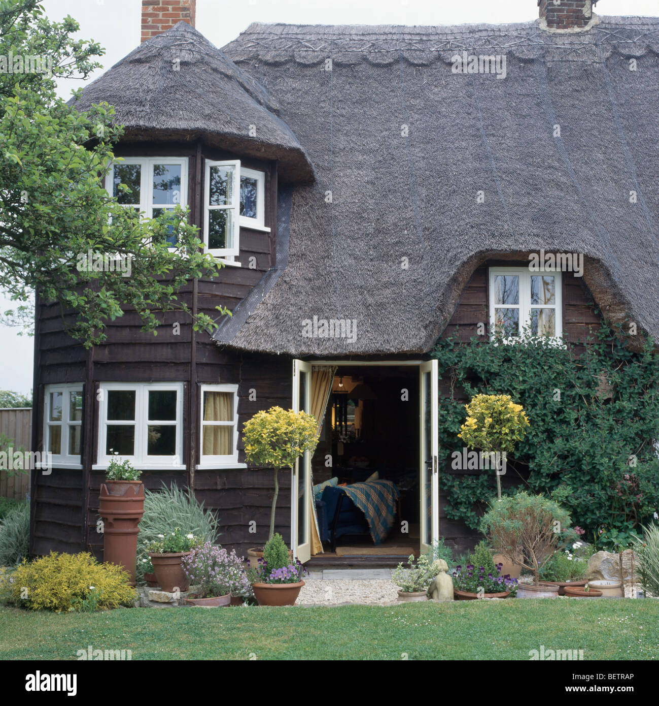 Clap board cottage hi-res stock photography and images - Alamy