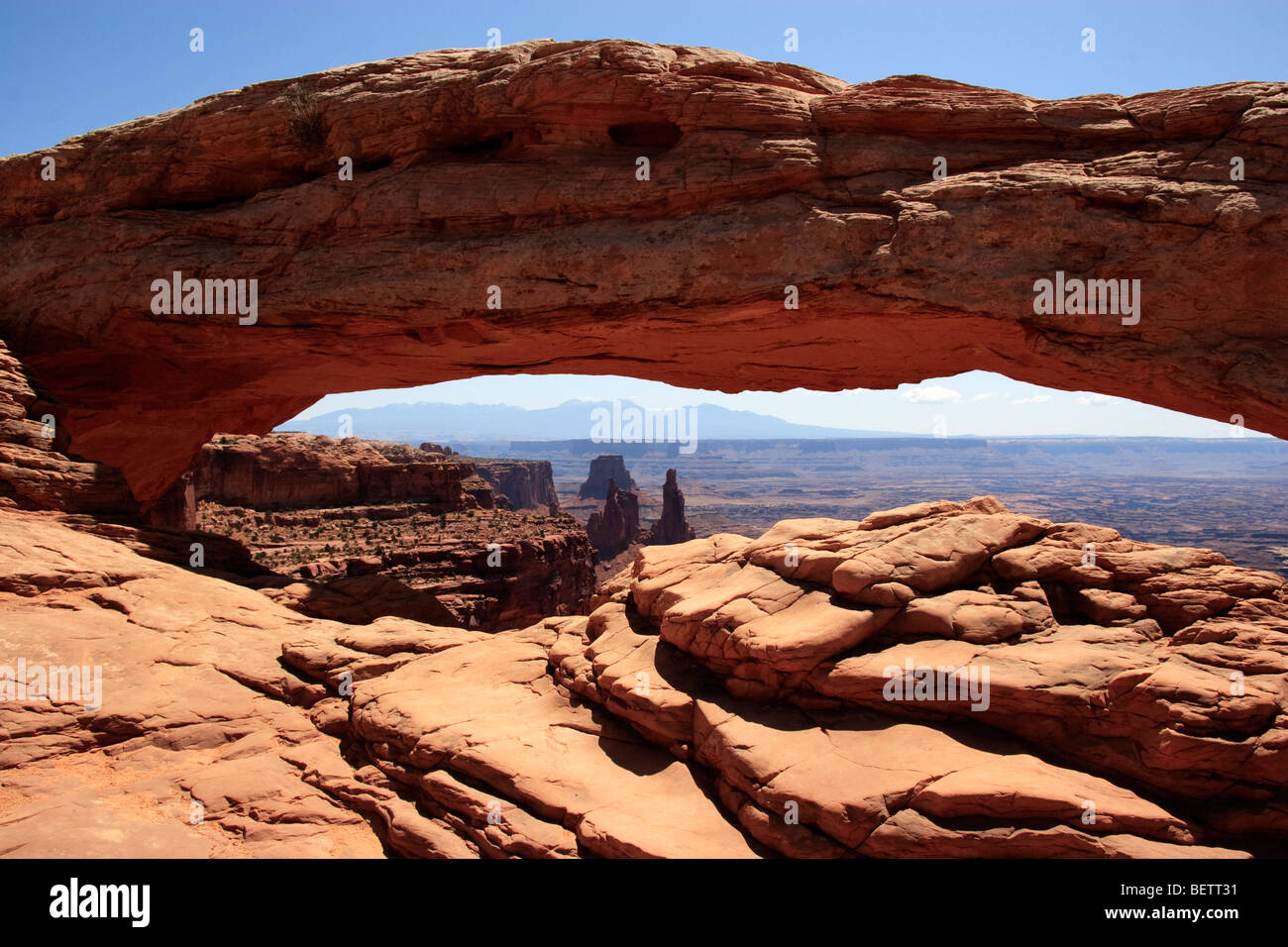 Canyonland National Park Artist's Arch Arch frames Panorama of ...