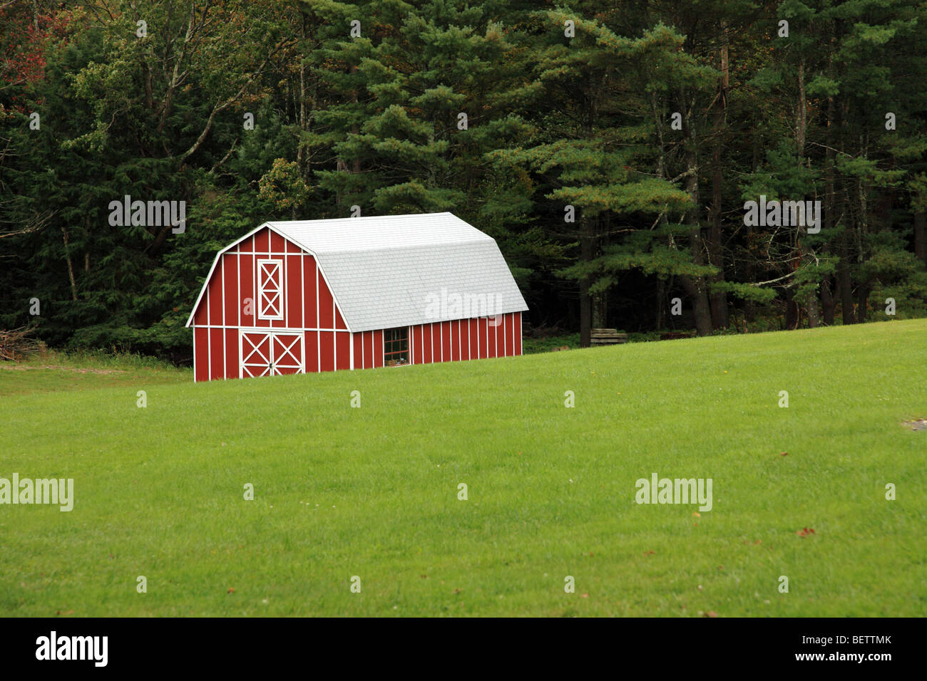 A traditional red American Dutch style barn Stock Photo - Alamy