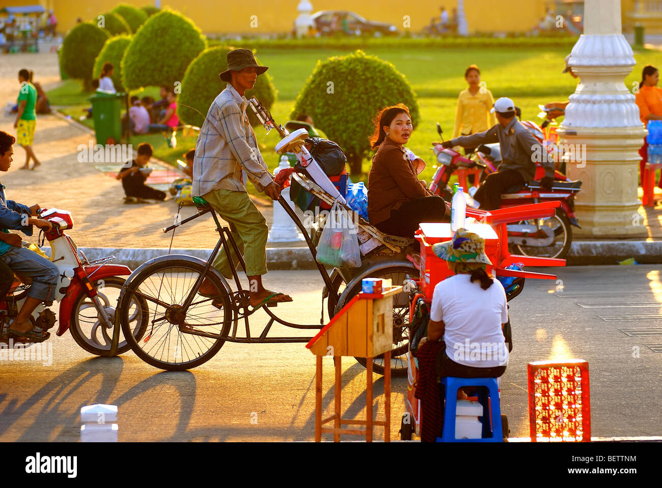 Dtreet life in Pnom Penh, Cambodia Stock Photo - Alamy