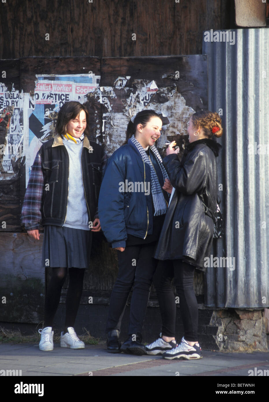 School girls smoking hi-res stock photography and images - Alamy