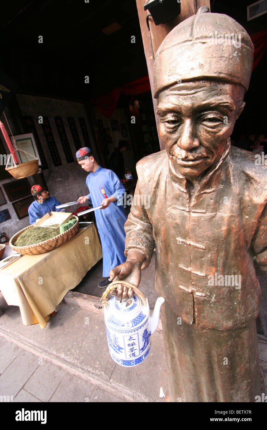 Tea-servant represented in bronze and alive. One of the tourist streets ...