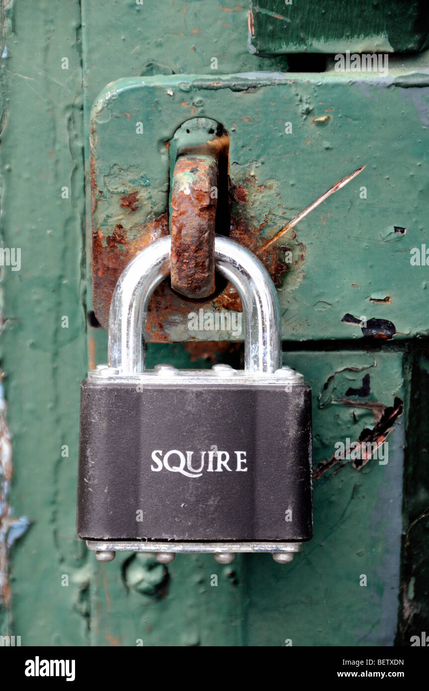 Padlock on gate hi-res stock photography and images - Alamy