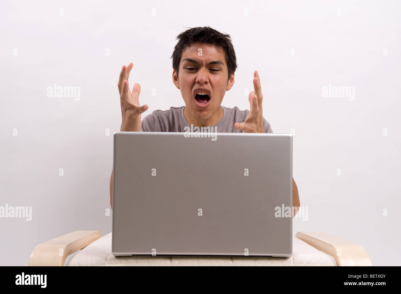 Broken computer hi-res stock photography and images - Alamy