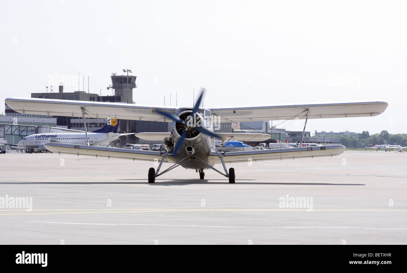 Antonov an 2 hi-res stock photography and images - Alamy