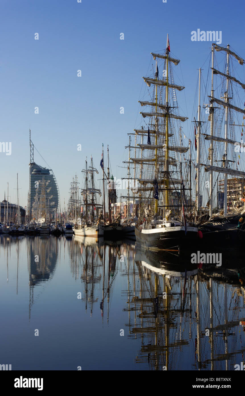 Modern sailing ships hi-res stock photography and images - Alamy