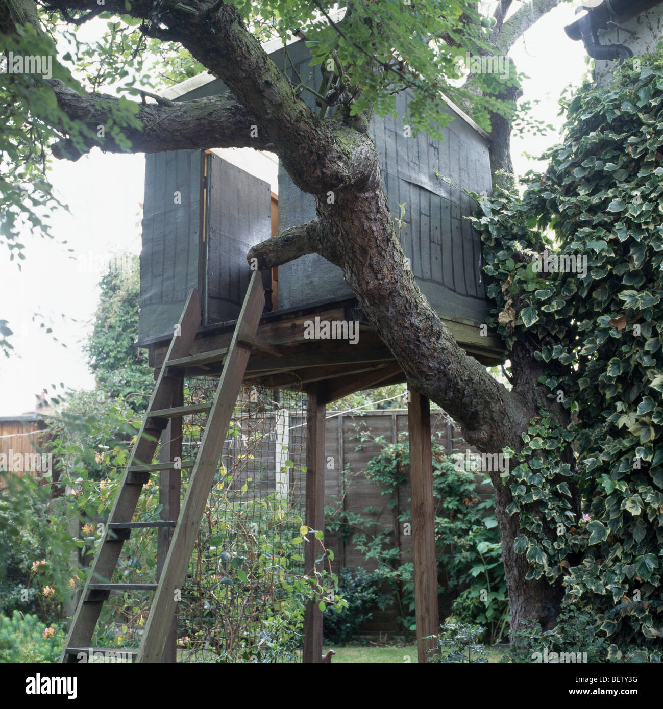 Wooden ladder to tree-house in country garden Stock Photo - Alamy