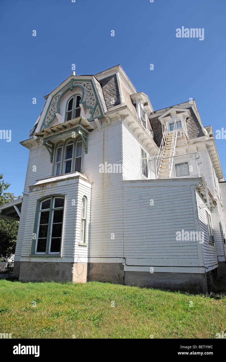 Old and empty abandoned house Stock Photo - Alamy