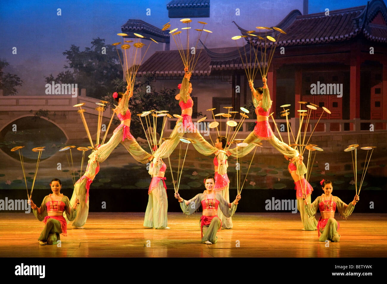 Chinese acrobats balancing plates Stock Photo - Alamy