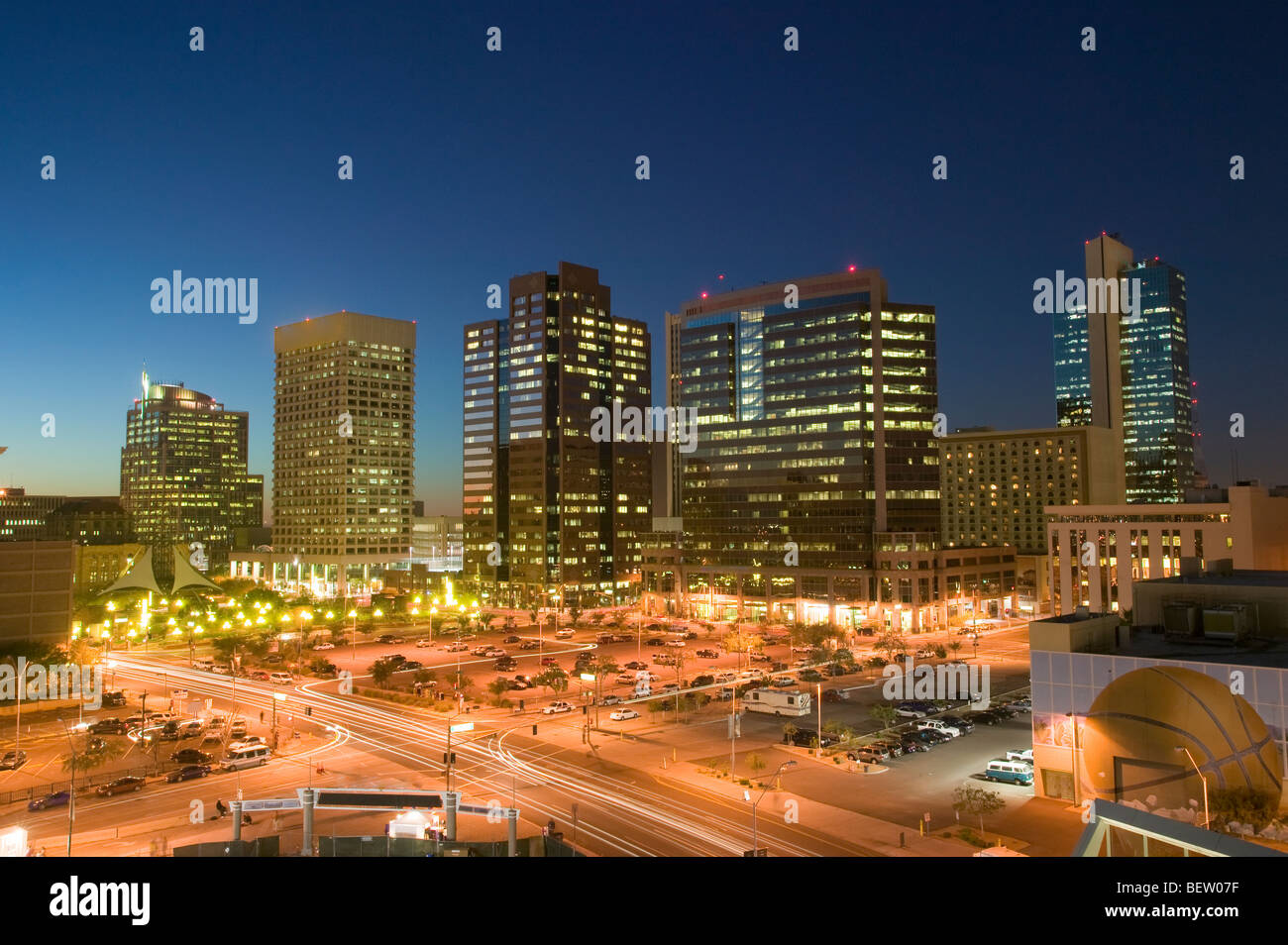 Phoenix skyline dusk hi-res stock photography and images - Alamy