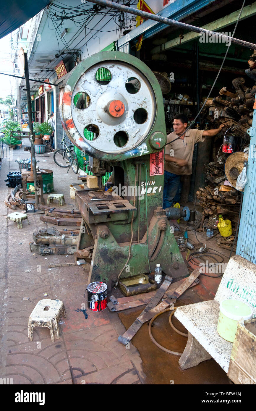 Mechanic shop in Bangkok, thailand Stock Photo - Alamy