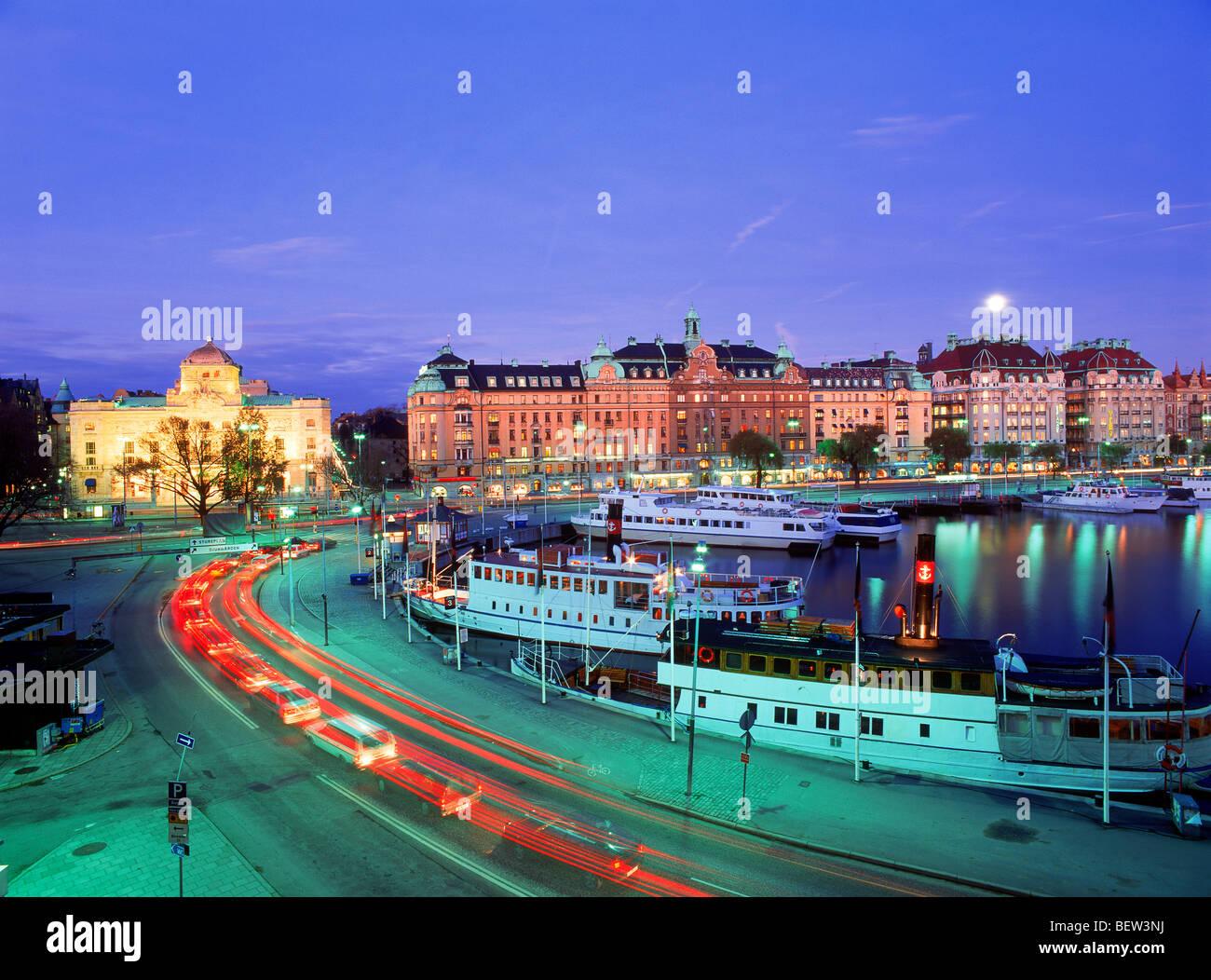 Moon over ferryboats moored at Nybroviken with apartments and Dramaten ...