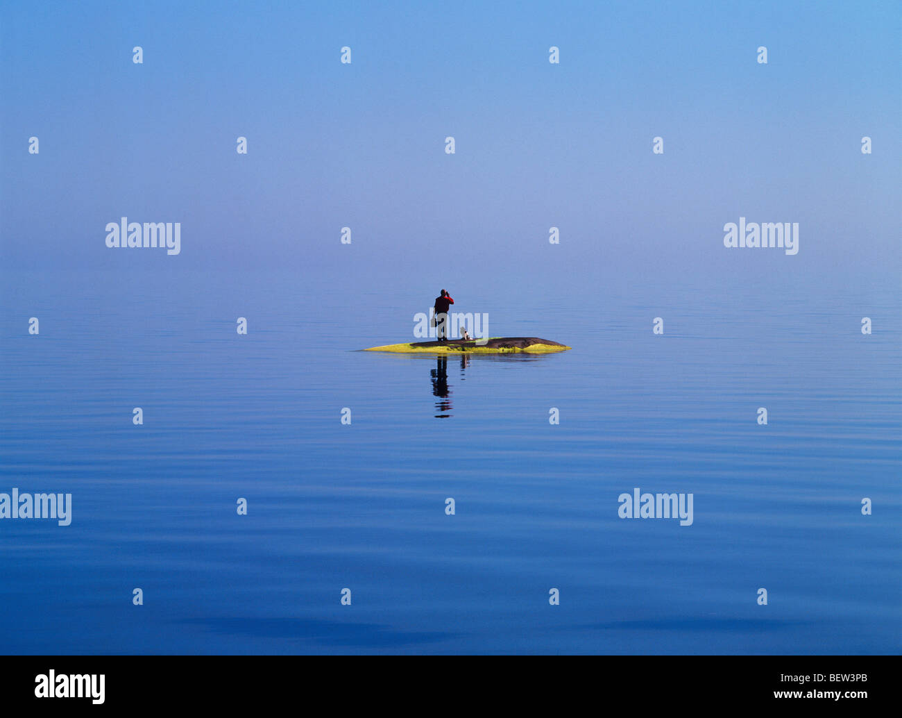Person stranded deserted island hi-res stock photography and images - Alamy