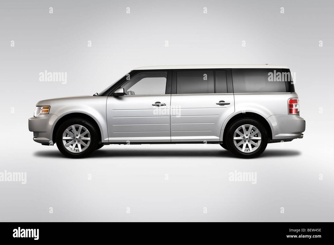 2010 Ford Flex SEL in Silver - Drivers Side Profile Stock Photo - Alamy