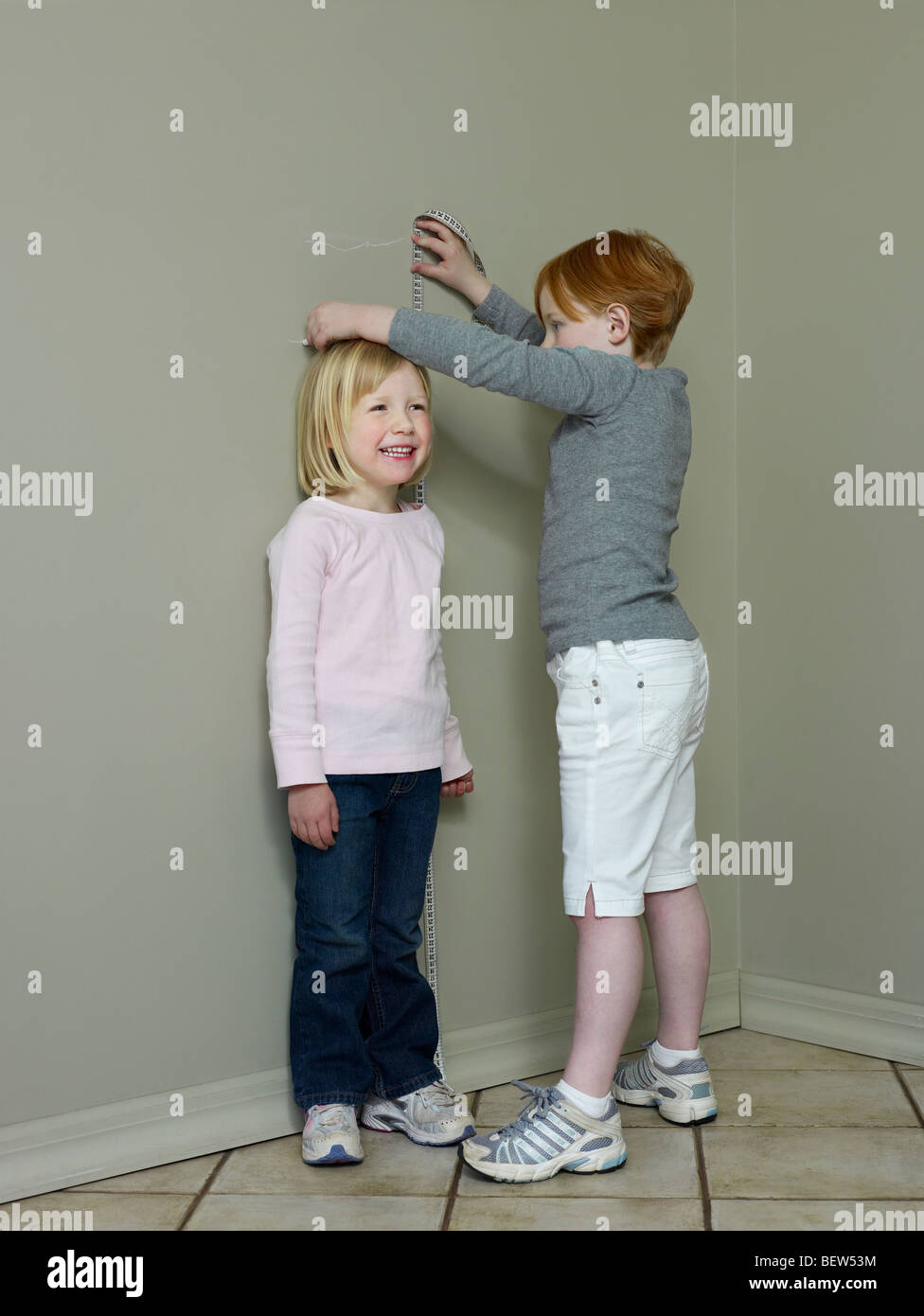Height difference hi-res stock photography and images - Alamy