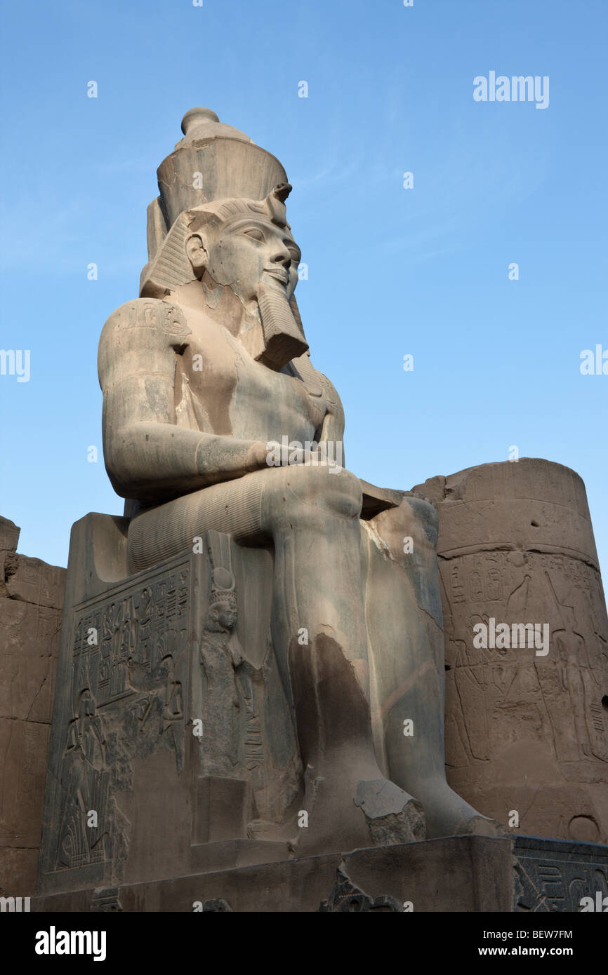 Ramesses ii colossus inside luxor temple hi-res stock photography and ...