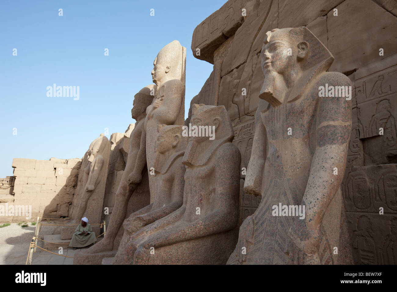 Middle east statues hi-res stock photography and images - Alamy