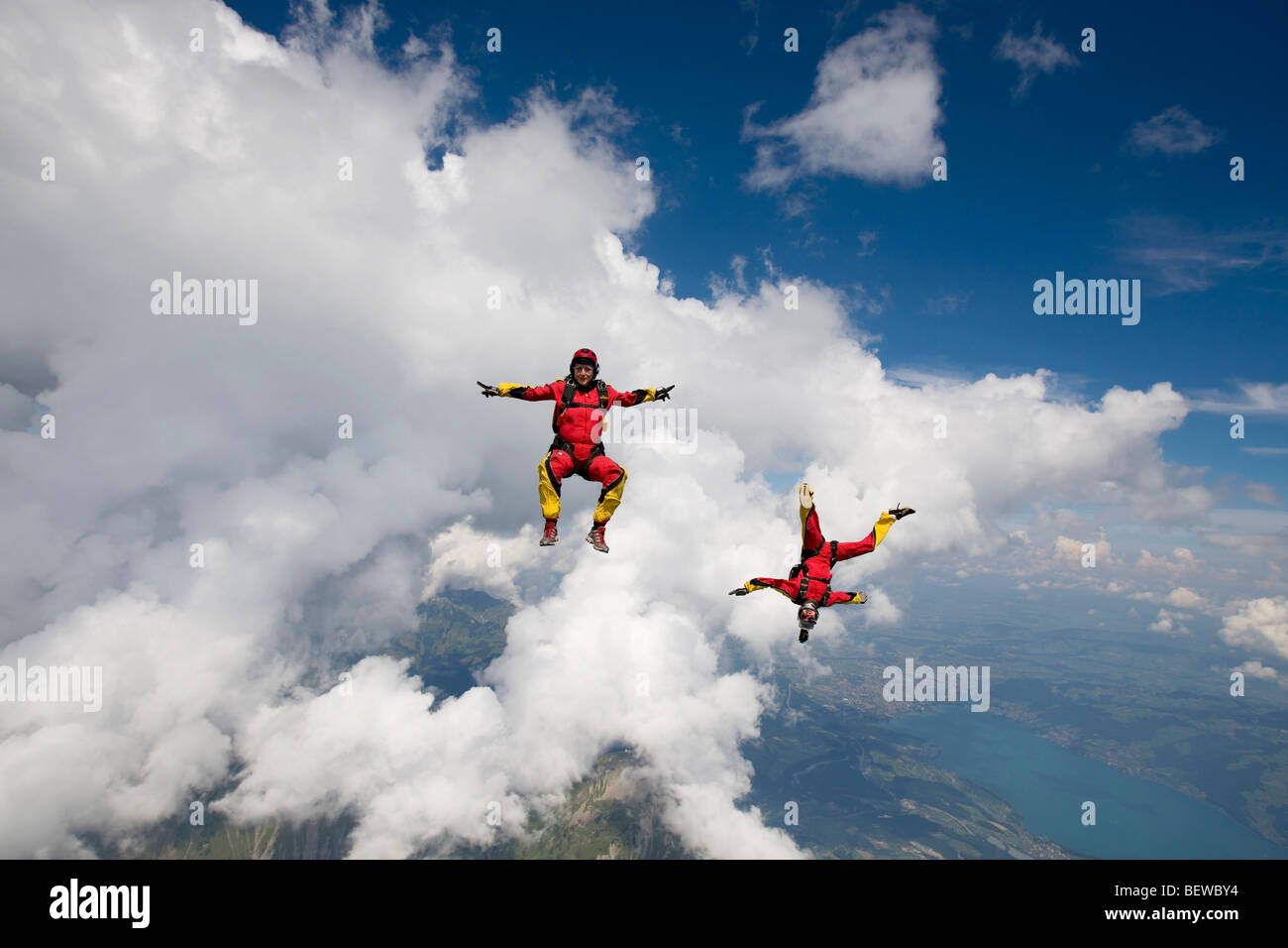 Two people doing parachute jumping hi-res stock photography and images ...