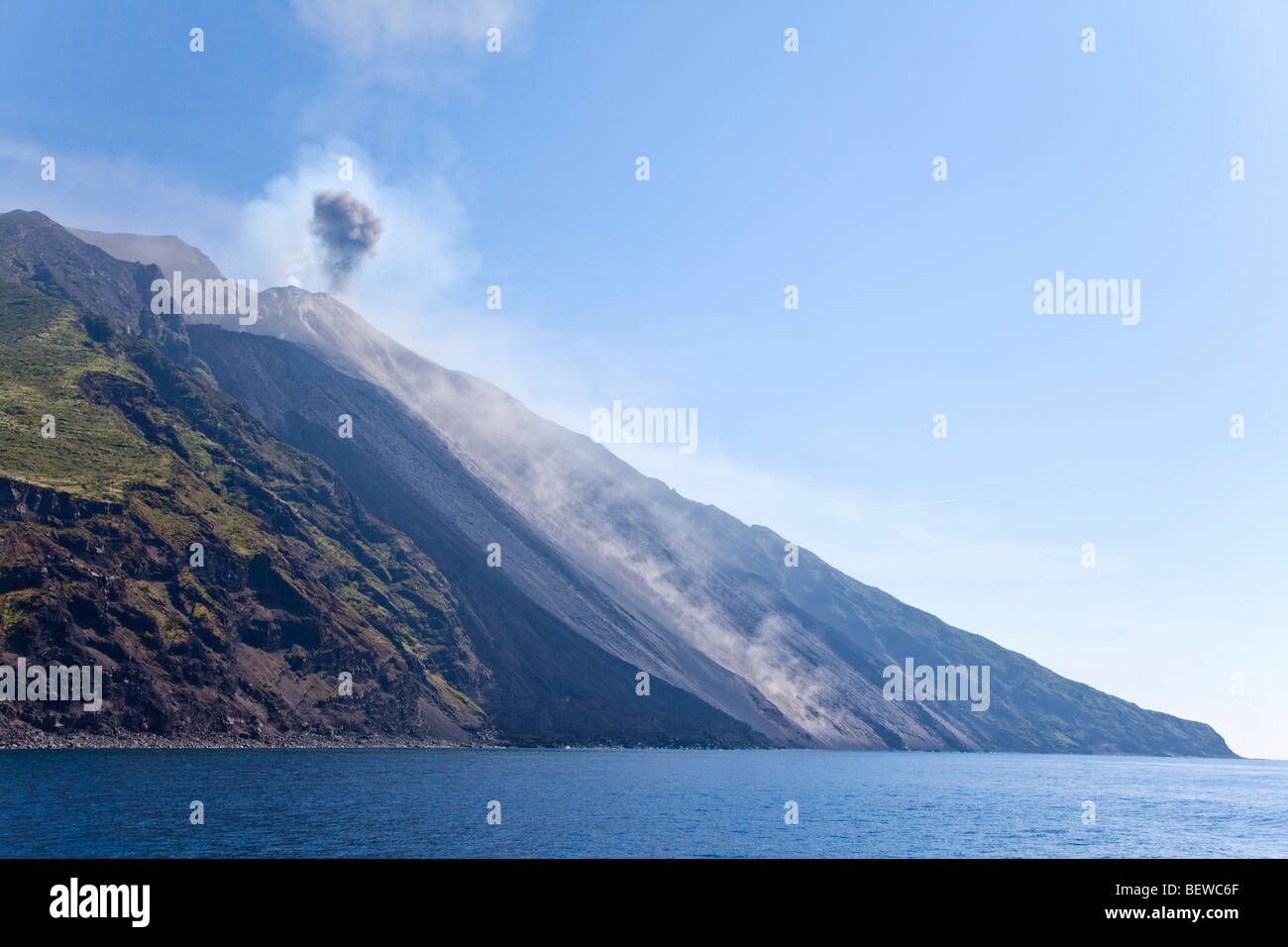 Volcano erupting hi-res stock photography and images - Alamy
