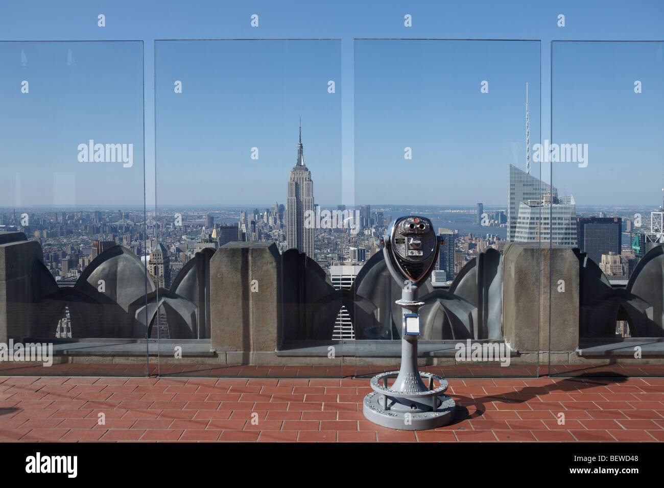 Viewing platform of the Rockefeller Center with Empire State Building ...