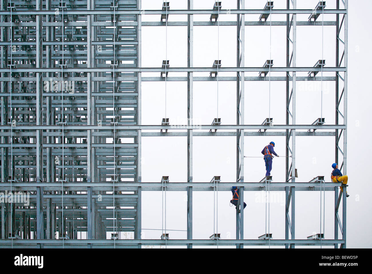 Workers assembling a scaffold Stock Photo - Alamy