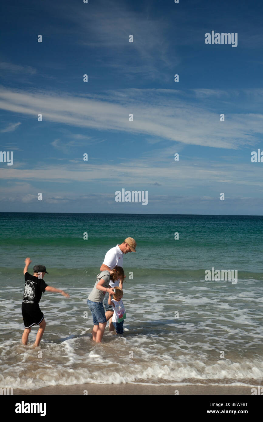 Family on the beach cornwall hi-res stock photography and images - Alamy