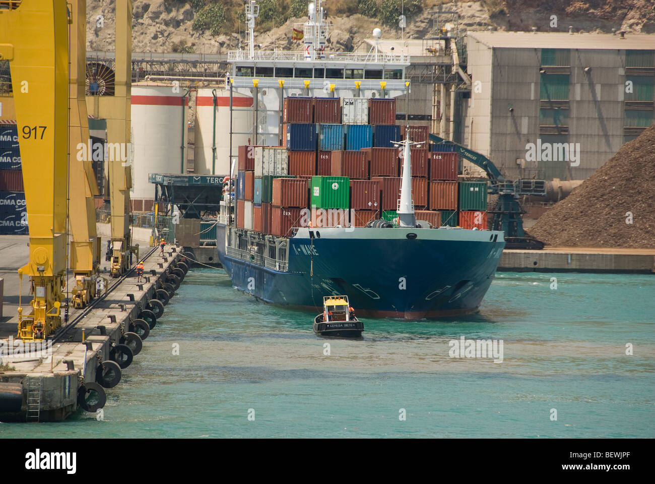 Container ship berth hi-res stock photography and images - Alamy