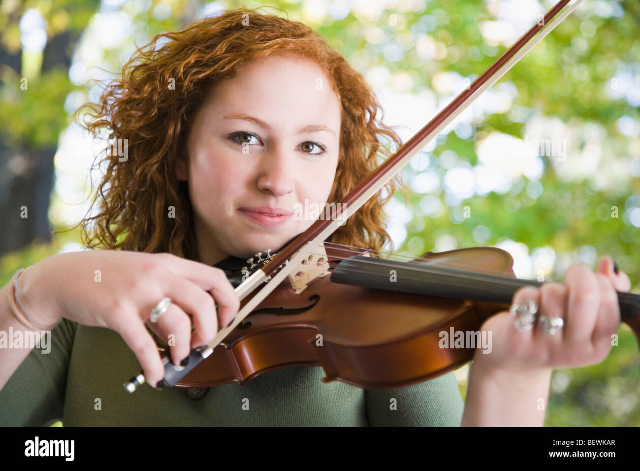 Woman playing a violin Stock Photo - Alamy
