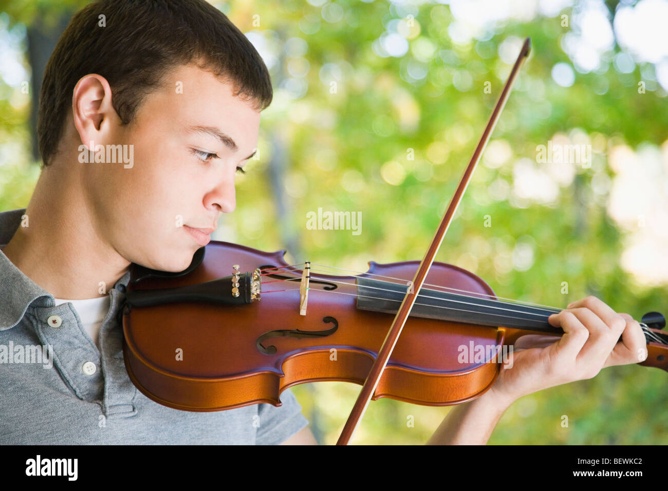 Playing the violin hi-res stock photography and images - Alamy