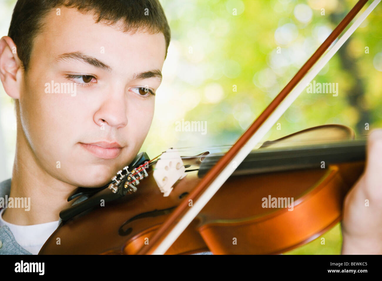 Man playing a violin Stock Photo - Alamy
