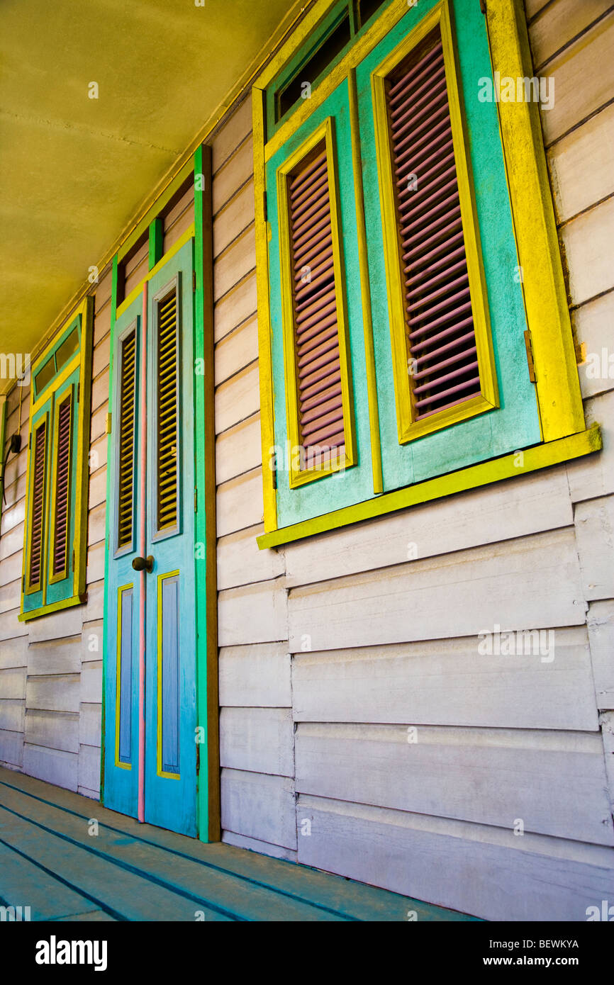 Cottage windows hi-res stock photography and images - Alamy