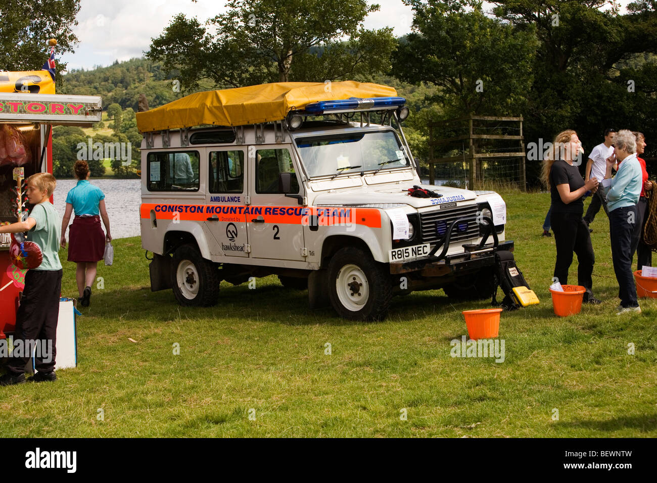 Mountain rescue land rover hi-res stock photography and images - Alamy