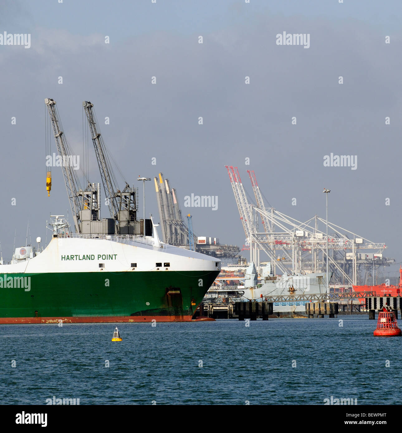 Southampton Docks and the cranes of the container ship terminal ...