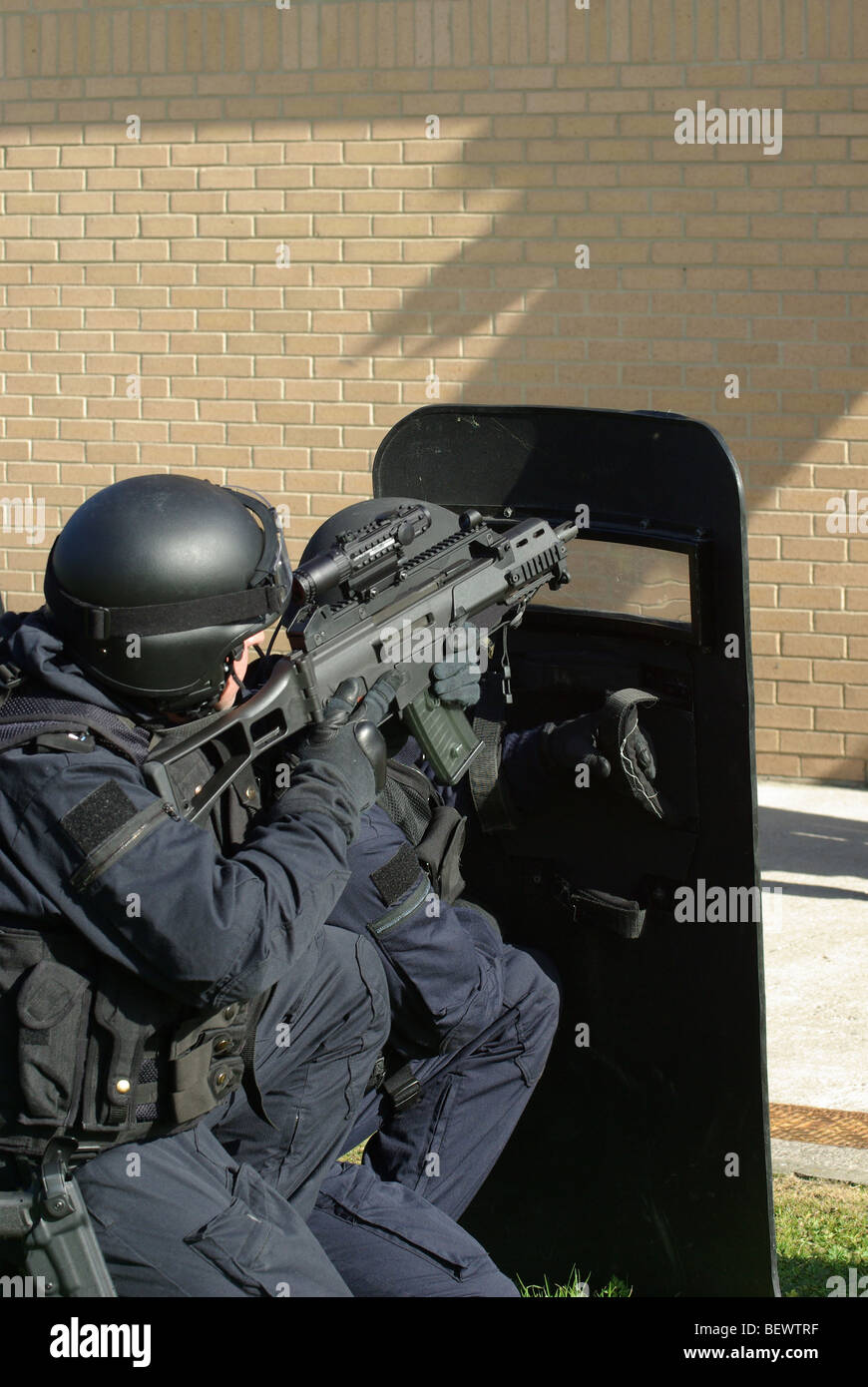 Police tactical firearms team Stock Photo - Alamy