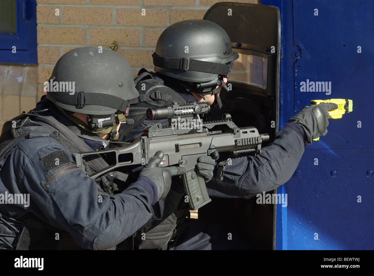 Police Firearms team enter building Stock Photo - Alamy