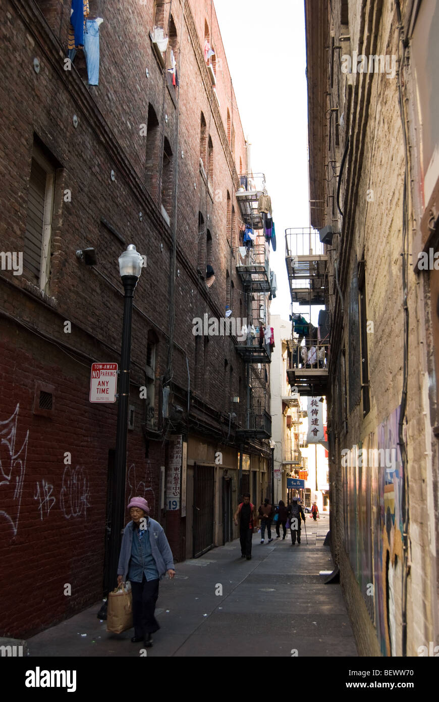 An alley in the Chinatown of San Francisco, California Stock Photo - Alamy