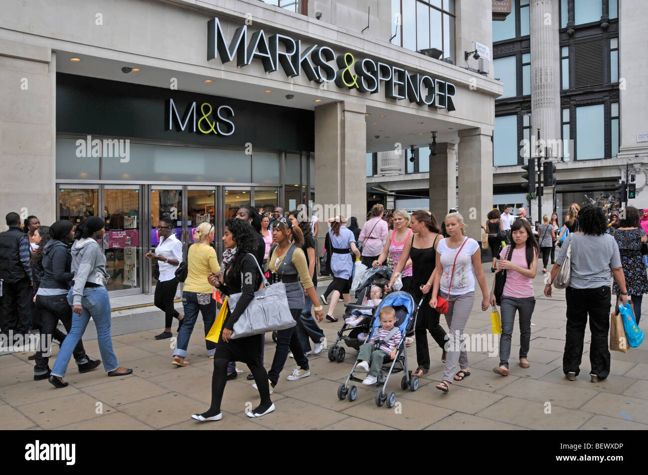 Busy Oxford Street shopping crowd of shoppers & tourist people walking ...