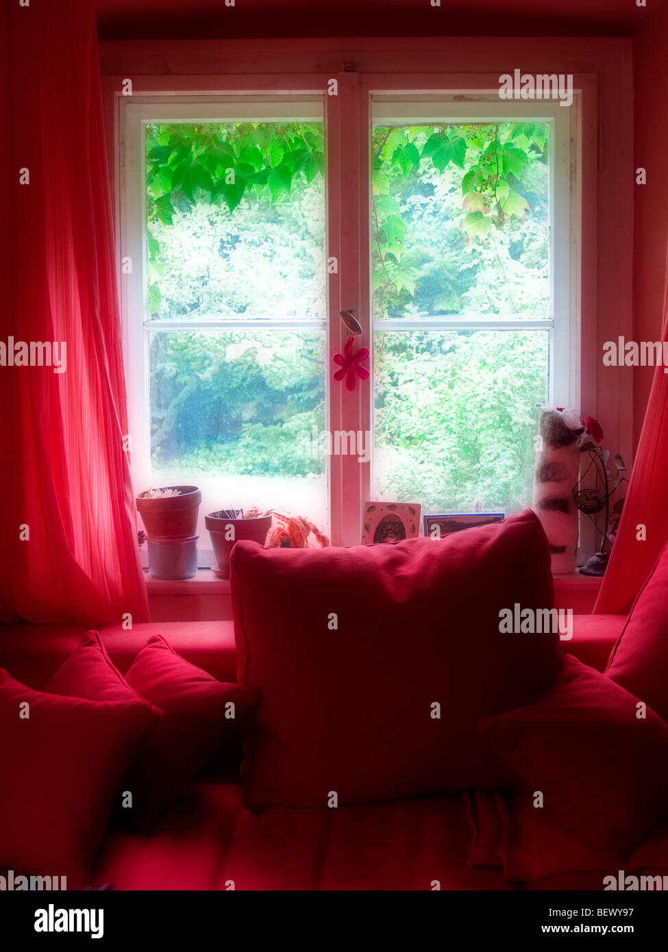 Red coverlet hi-res stock photography and images - Alamy
