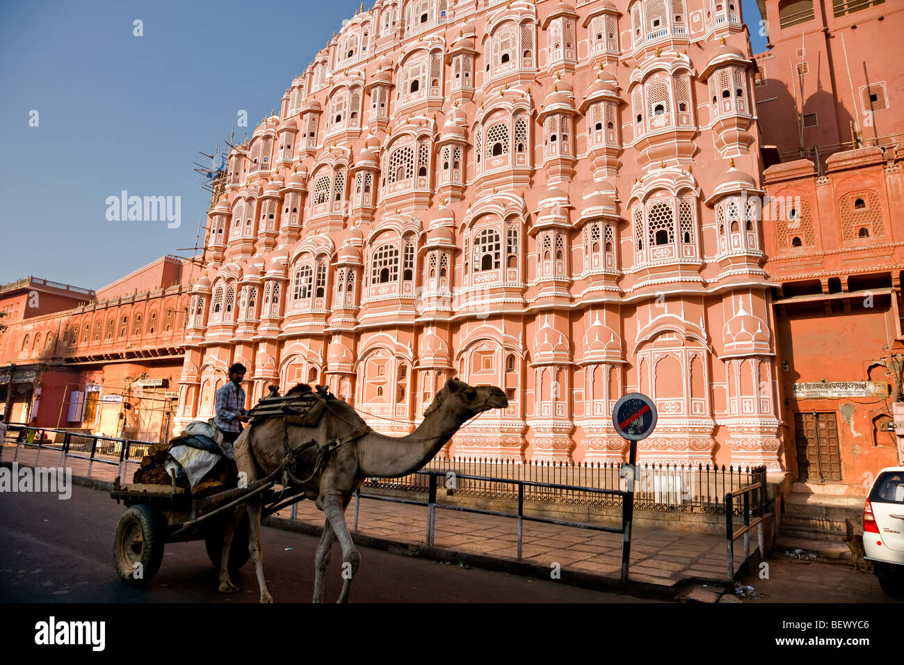 Street life around Jaipur and the Hawa Mahal, Rajasthan, India Stock ...