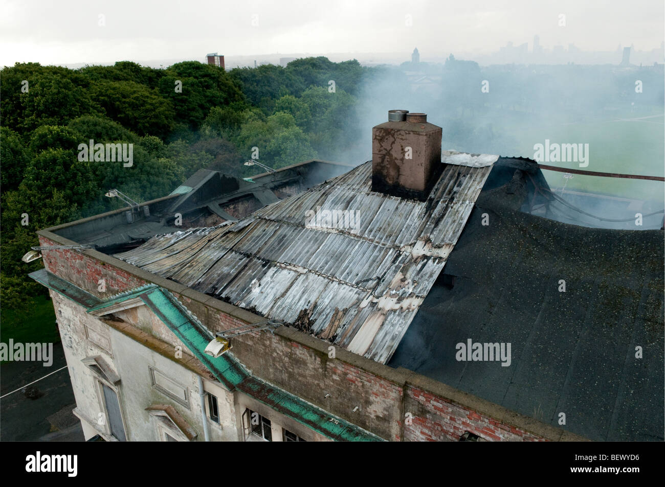 large derelict Georgian building on fire Stock Photo - Alamy