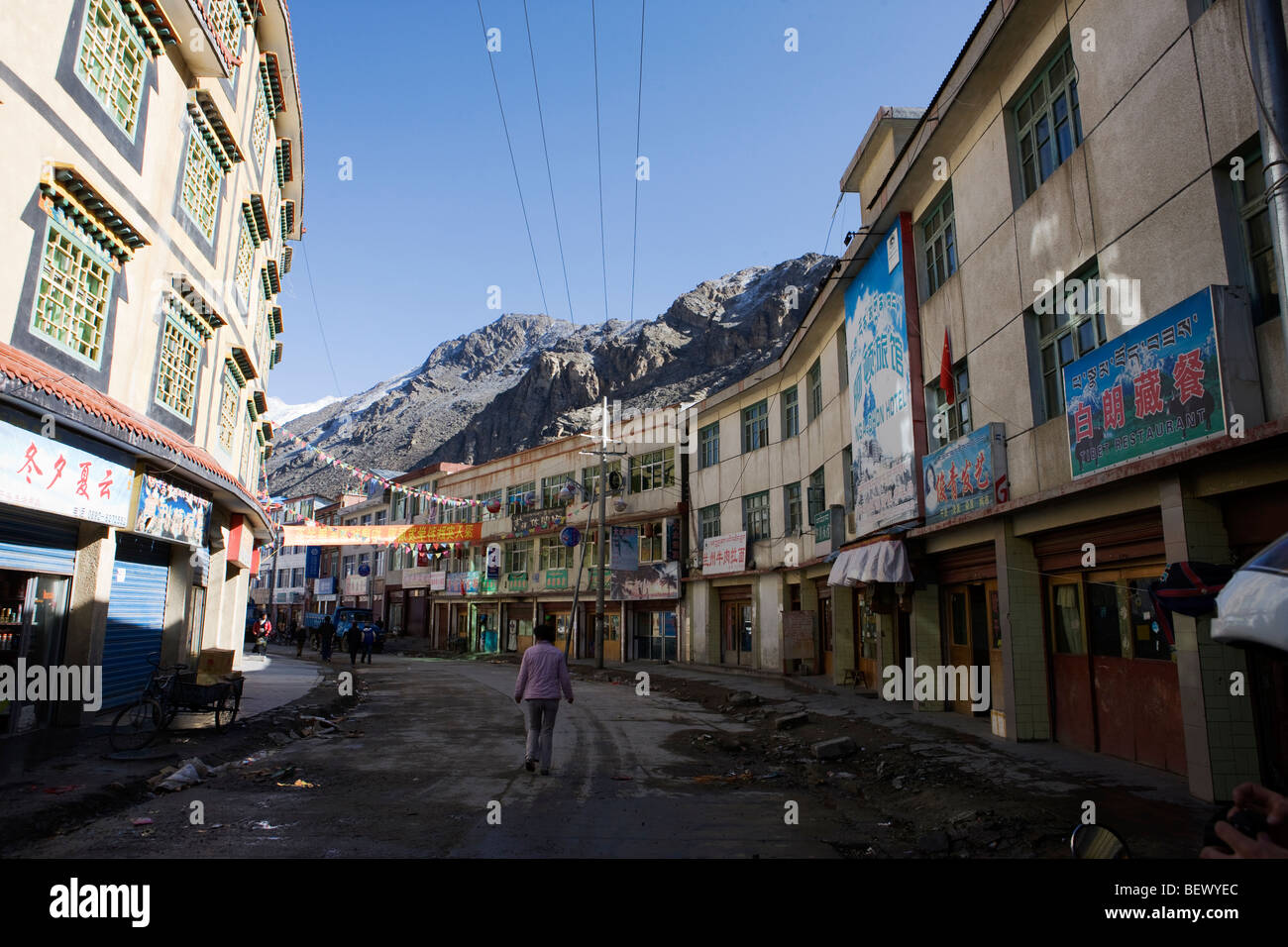 View of street and shops in Tibet Stock Photo - Alamy
