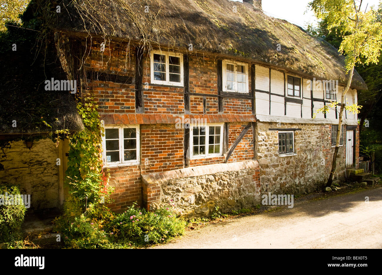 English country village hi-res stock photography and images - Alamy