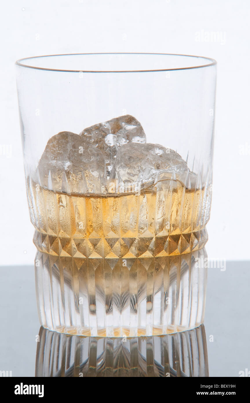 Pouring glass of scotch whisky hi-res stock photography and images - Alamy