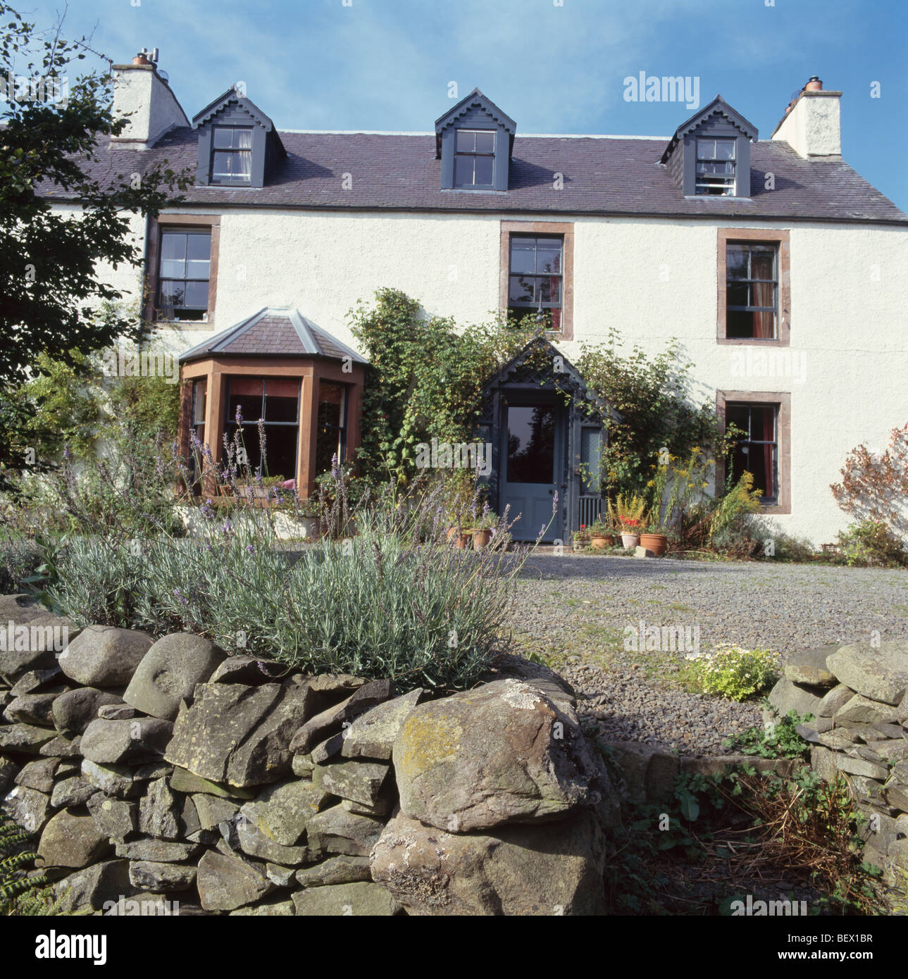 White stone cottage hi-res stock photography and images - Alamy