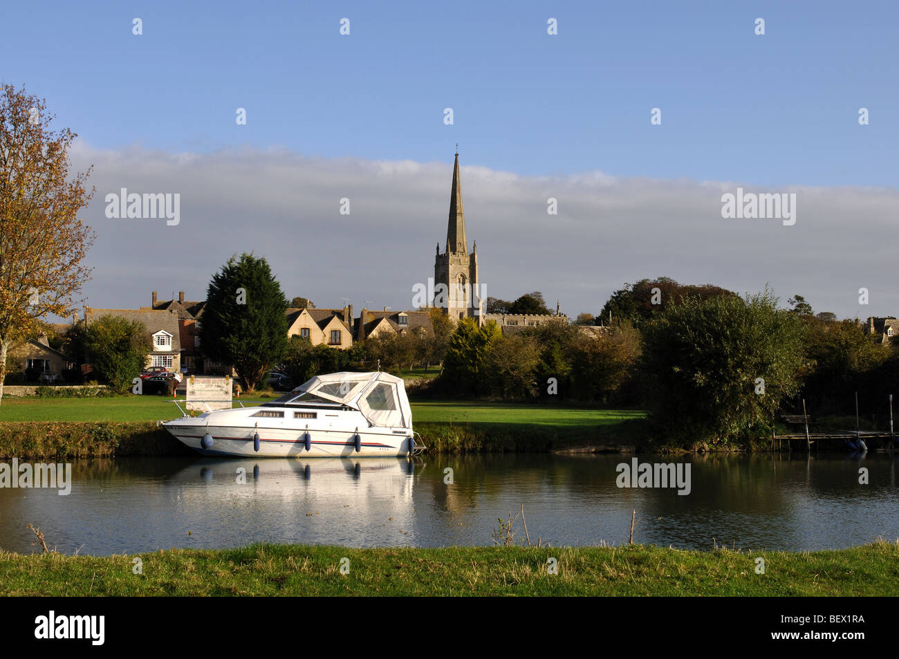 River Thames and St. Lawrence Church, Lechlade, Gloucestershire ...