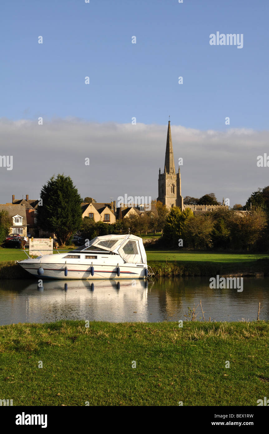 St lawrence church lechlade hi-res stock photography and images - Alamy