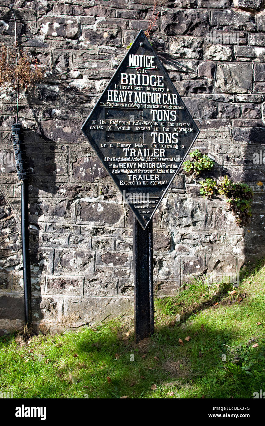Old fashioned signpost hi-res stock photography and images - Alamy