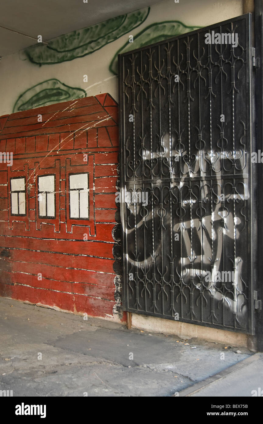 Opened iron gate to the traditional Moscow court yard Stock Photo - Alamy