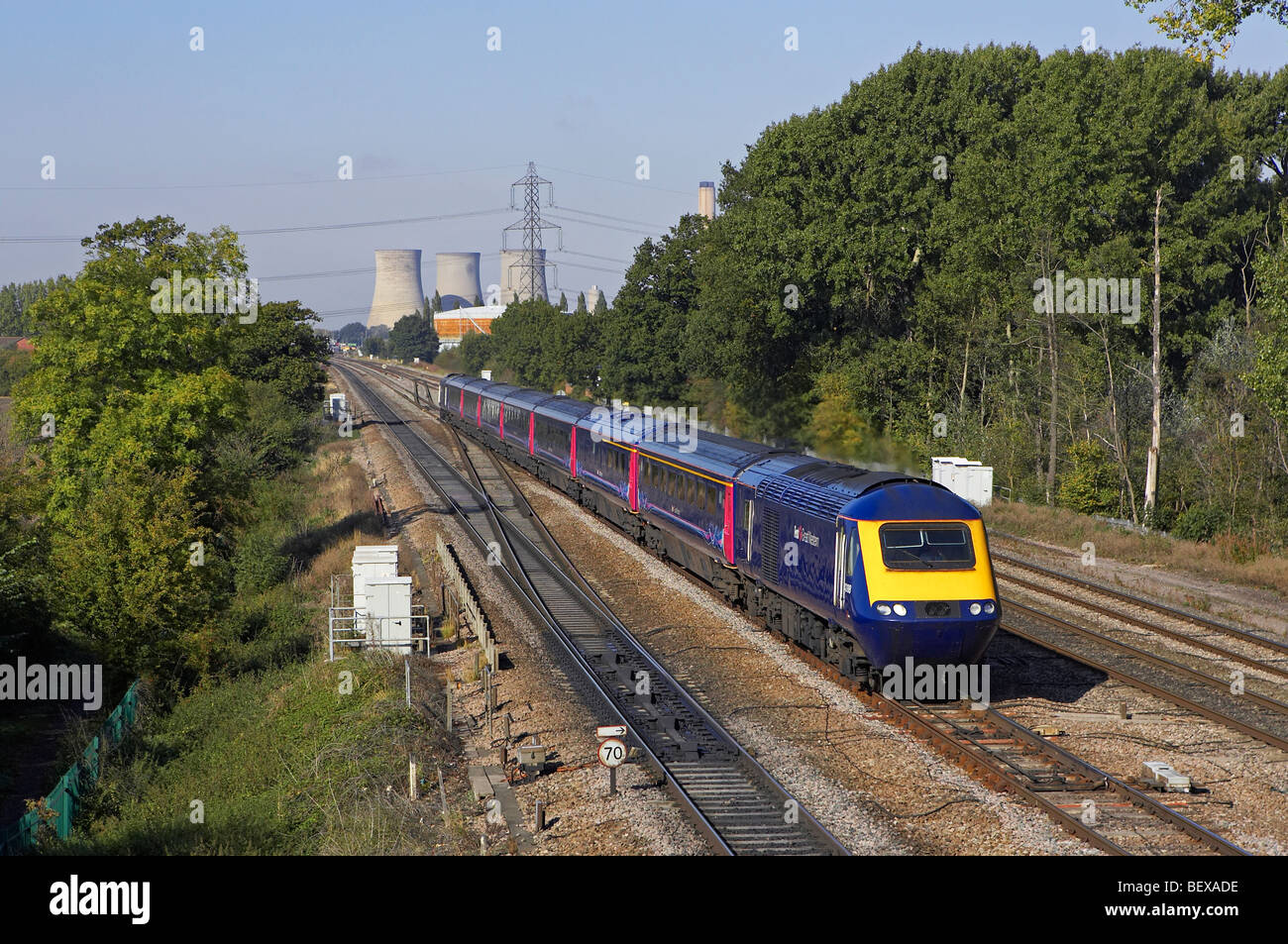 A First Great Western HST powers away from Didcot with a Swansea ...